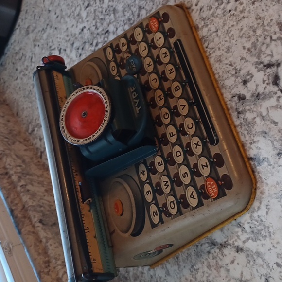 Unerk Artie | Accents | Vintage Typewriter Toy Tin Litho Toy 95s Unique ...